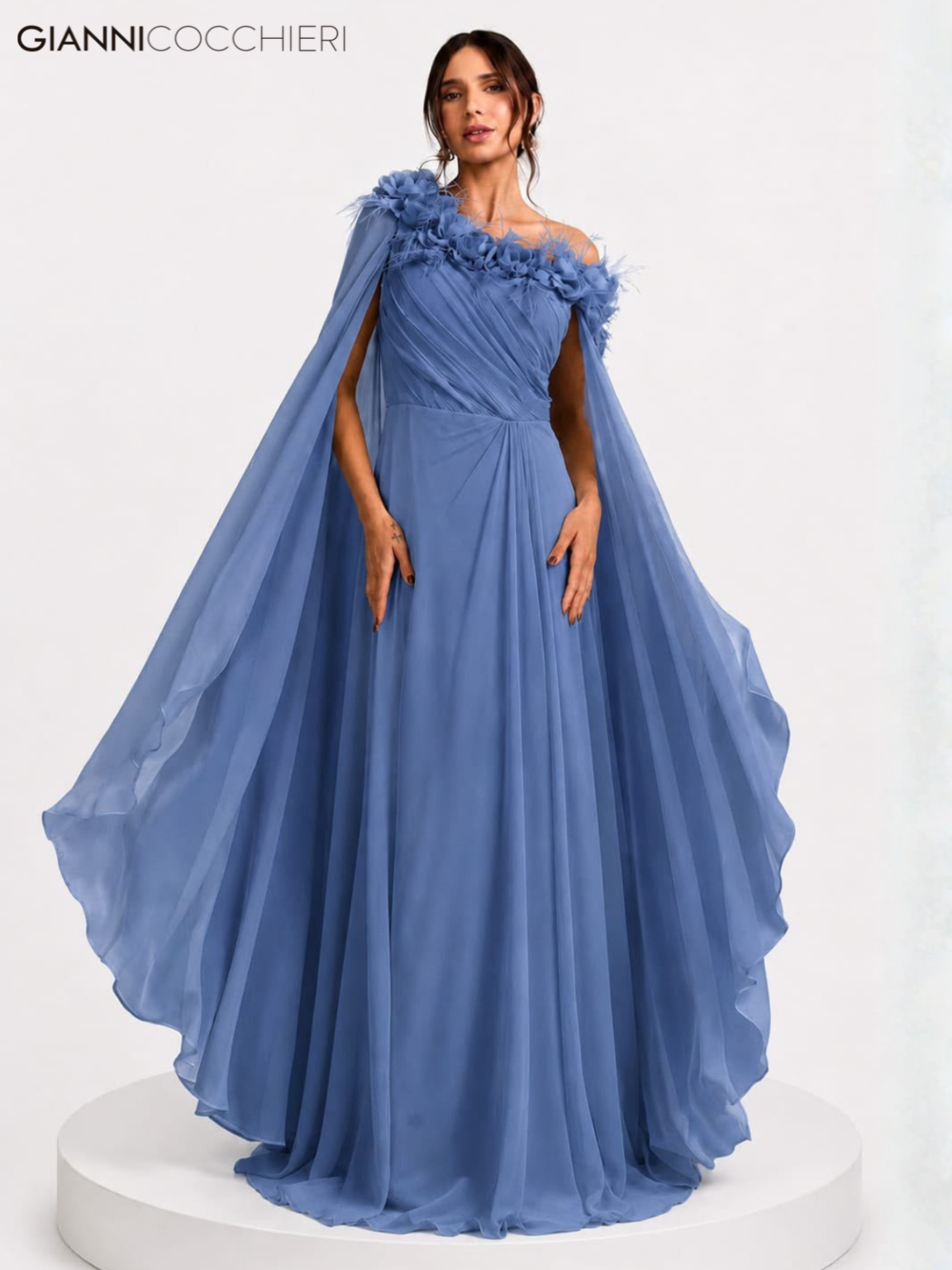 Vestido Longo Azul com Aplicações Florais, Capa Fluida e Decote Ombro a ...